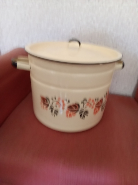 Кастрюля эмаль с крышкой б.у.
