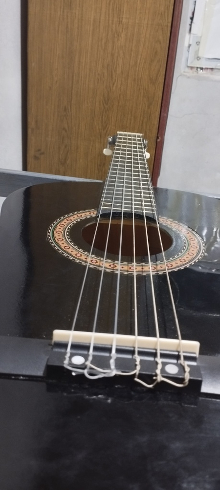 Klassichiskiy gitara  sotiladi