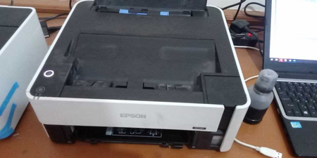 Epson M1140 Suyuq kraskada ishlaydi.