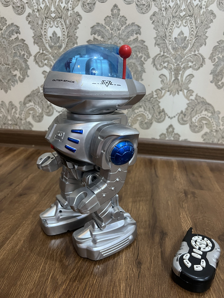 Игрушка робот.