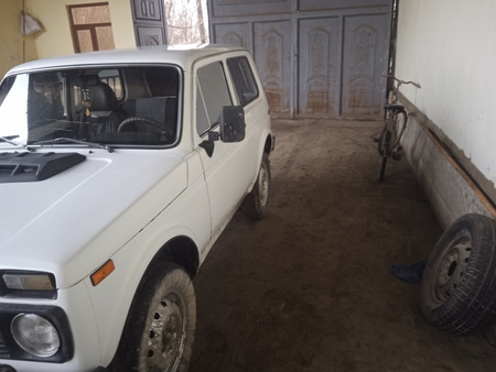 Vaz 2121 sotiladi