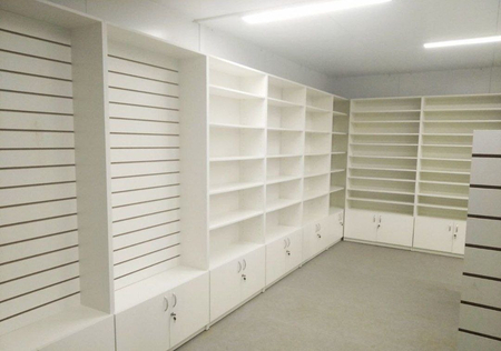 Magazin ofislar uchun polka vitrina stelaj va boshqalar