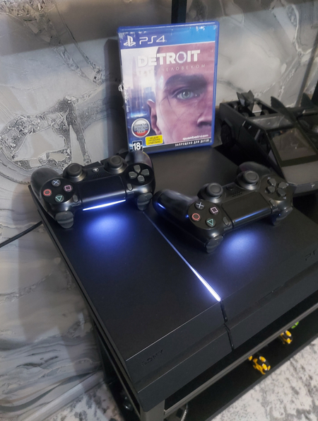 Продам срочно Sony PlayStation 4