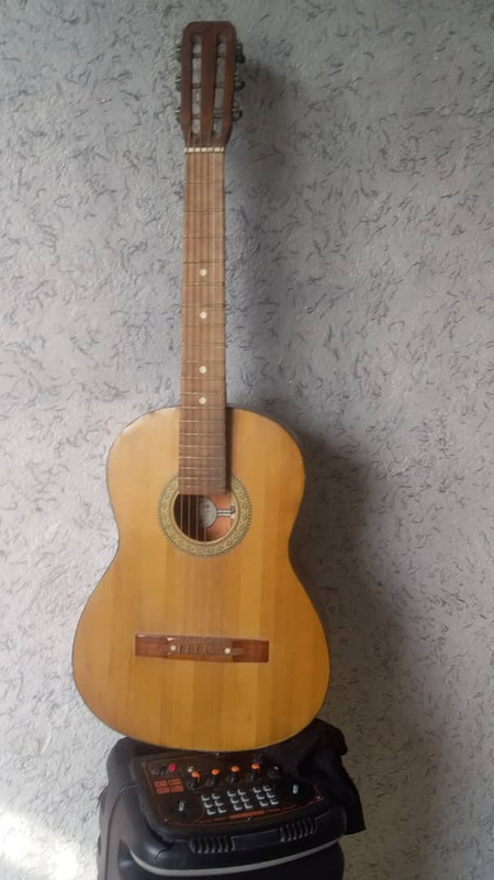 Gitara, muzikalniy instrument.