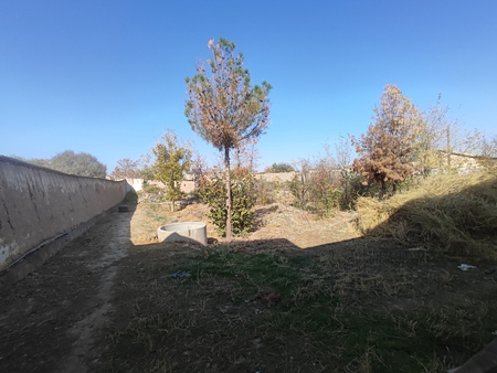 Uy sotiladi 28kv  6ta xona xammom tuvalet xammasi bor