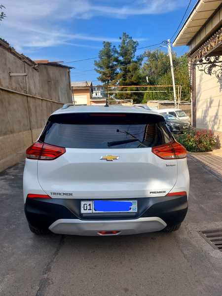 Tracker Premier 2023 sotiladi. Probeg 10.500 km. Holati ideal. Rang oq