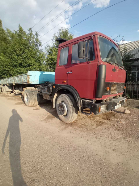 Продается тягач-контейнеровоз МАЗ с двумя прицепами.