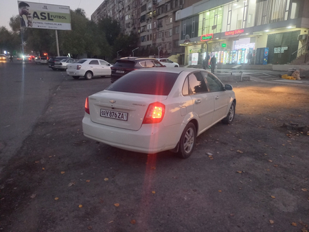 Lasetti 1.8 sotiladi