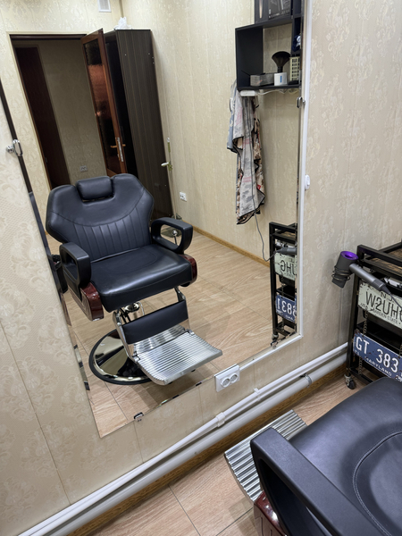 Kreslo Barber shop yengi xolat srochna sotiladi