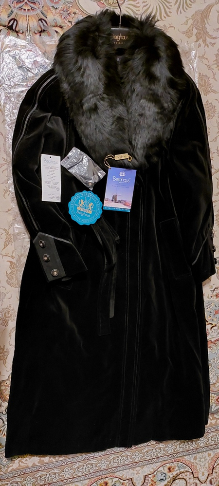 Продается новое женское велюровое пальто лама фирмы Berghaus