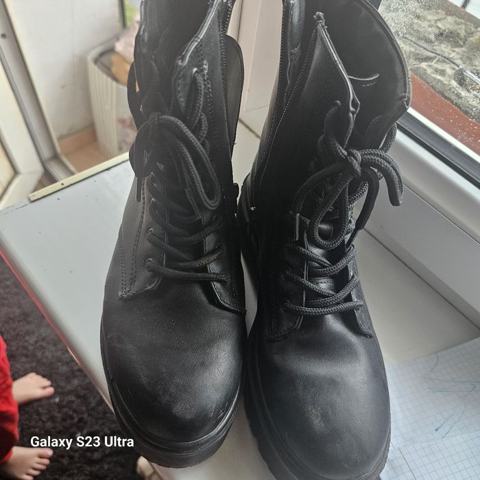 Продаются женские ботинки
