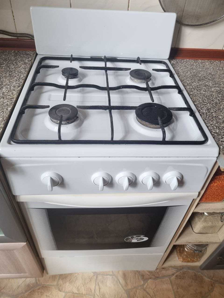 ПРОДАЕТСЯ газ. плита, шкафы!