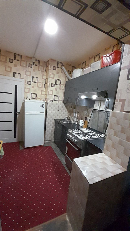 Bekobod 13 mkr 2 xona uy sotiladi