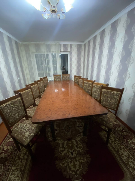 Стол и стуля в хорошем состоянии.