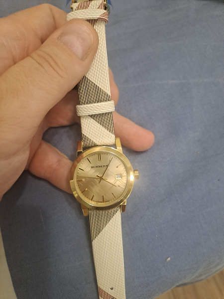 Продам женские щвейцарские  часы burberry оригинал