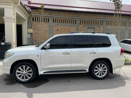 Продается Land Cruiser 200: Ваш идеальный спутник на дорогах!