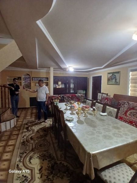 Срочно 5мкр 3сотих 5хона 2этаж тайёр ховли жихозлари билан сотилади
