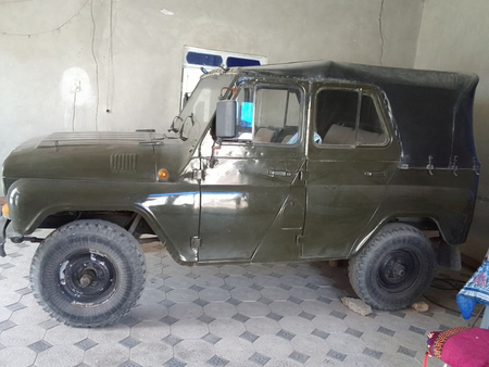 УАЗ сотилади зу́р