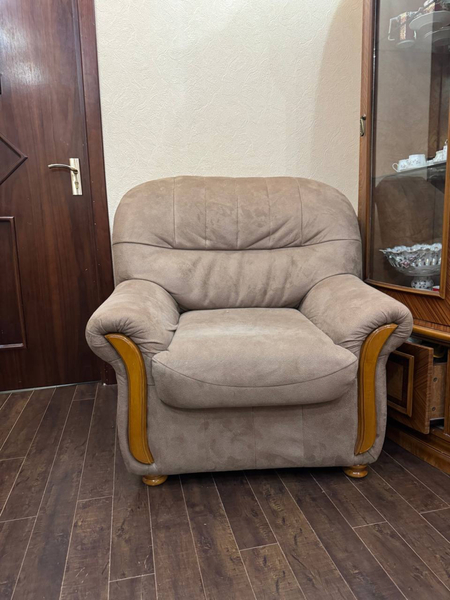 Проданься диван с креслами