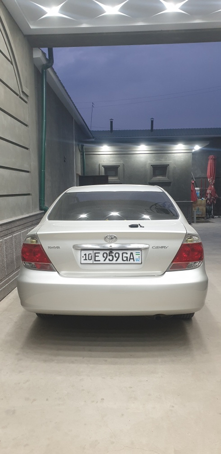 Tayota Camry sotiladi