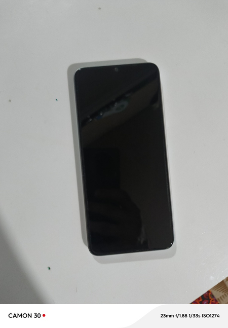 Telefon Infinix hot 30i.