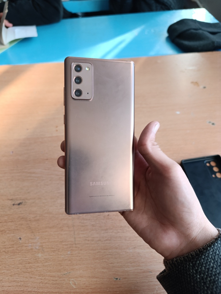 Note 20 5 g sotiladi yoki ipxonega obmen bor.