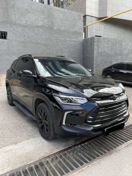 Tracker Premier 2023г. 19000$ цвет черный, не битая/не крашенная.