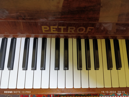 Petrof pianinasi sotiladi