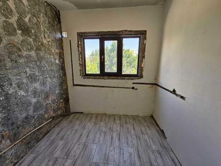 5 xonali 100m² 2-qavat uy sotiladi.