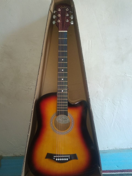 Gitara holati yangi rangi sariq