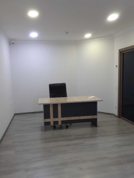 В бизнес-центре NEW LEVEL в аренду сдается небольшой светлый офис