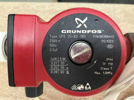 Насос циркуляционный Grundfos UPS 25 60  с гайками