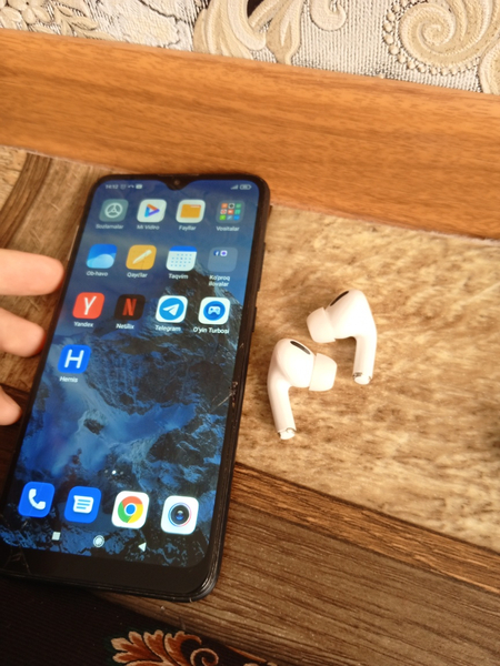 Redmi 8A 32 GB xotira aybi rasmda bonusga airpods qoʻshib beraman