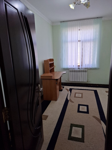 3 xonali kv , gorgaz kinoteatrni orqasidagi koʻchada