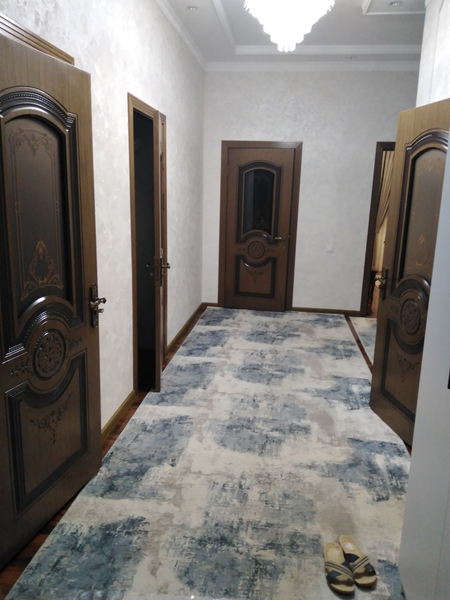 Ҳовли сотилади. 4 хона + кухня. 3 сотих.  Ҳамма шароитлари билан
