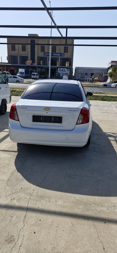 Lacetti 1.8 sotiladi