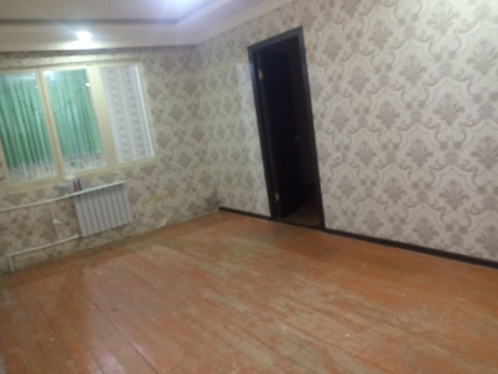 Продаётся 2х ком кв в чирчике 1 мкн 1 этаж в доль дороги