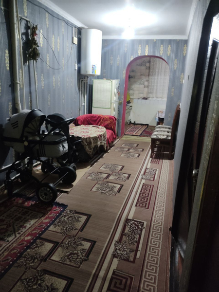 Uy sotiladi gulbaxorda 2etajka 1etaj. 3xonali  maktab bogcha yonida