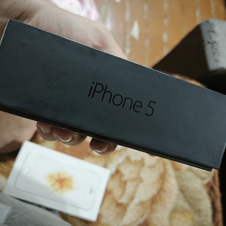 Коробки iPhone 5 и SE