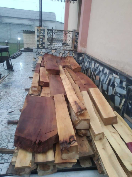 Самарқанд-в Пойариқ т-да 7 йиллик куритилган Чинор тахталари сотилади