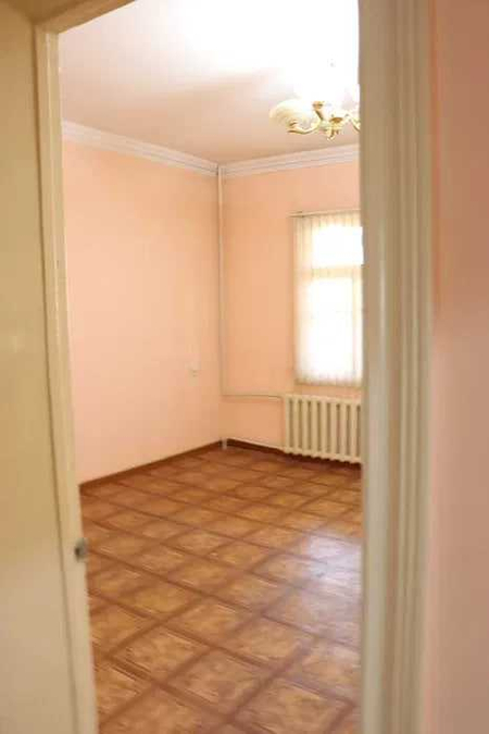 Продается трехкомнатная квартира на Бобура