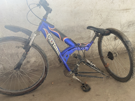 Velosiped tuzatib haydasaham boladi hamma zapchastlari bor qoshberaman