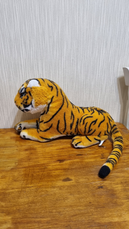 Игрушечное животное тигр