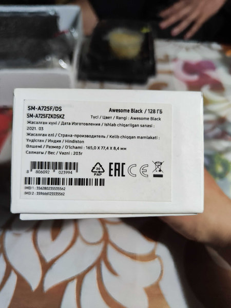 Продам Samsung Galaxy A72 6/128 + чехлы в подарок