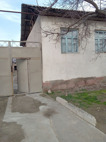 Ёр сотилади 2 хонали уй билан