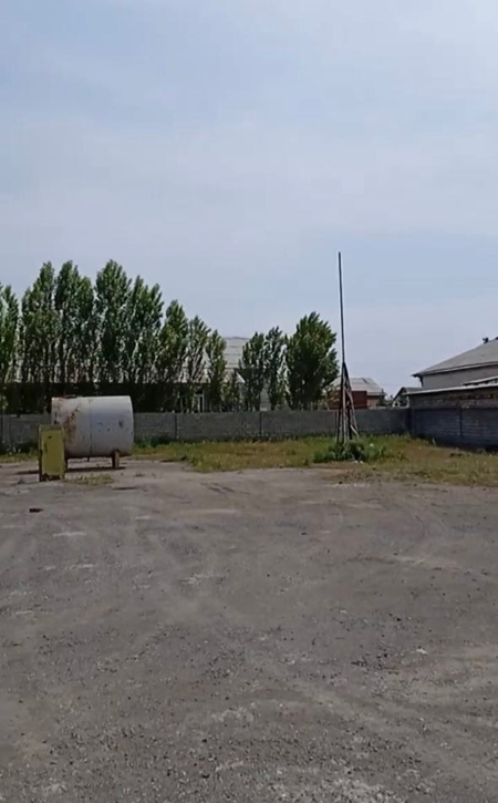 Продается база, около 1 га, с зданием, ангарами и техникой!