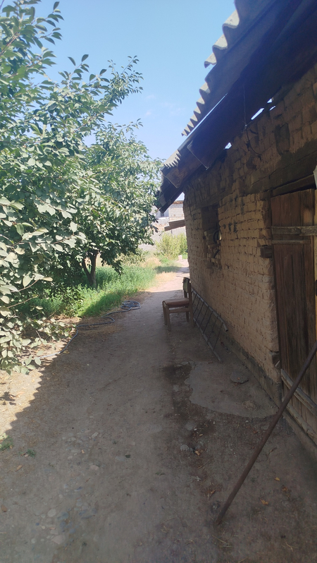 Uchastka sotiladi.