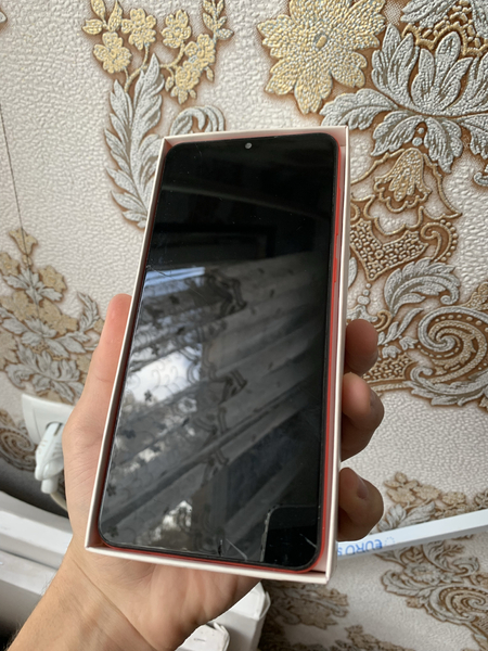 Samsung A02 holati yaxwi karobkasi bor
