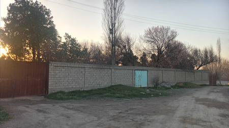 Нотурар Ер сотилади 44 сотих, биноси билан, атрофи бог.