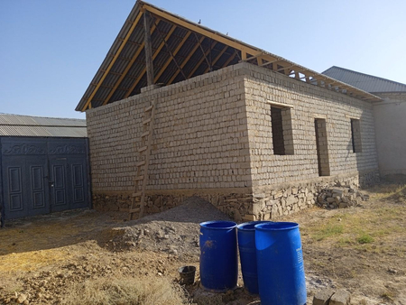 Uy uchastka hovli